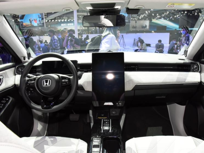 内装の質感が凄い…中国ホンダが発表した新型ヴェゼルのピュアEV版・新型e：NP1は電動パワーシート採用！更にレクサス新型NXよりも巨大な15インチ以上のディスプレイ搭載で最先端へ ...