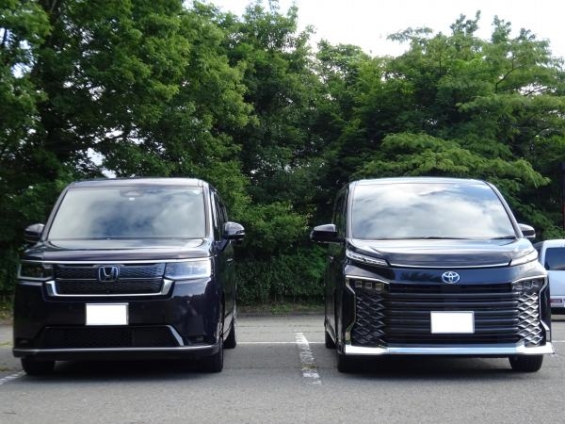 【刮目せよ！】トヨタ新型ヴォクシーHEVとホンダ新型ステップワゴンe：HEV SPADA PREMIUM LINEを両方所有＆売却しての ...